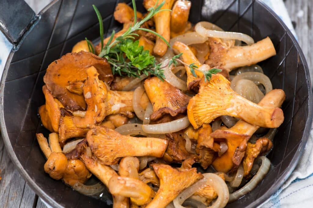 How to Prepare Chanterelle Mushrooms: Cleaning, Prepping, and Cooking ...